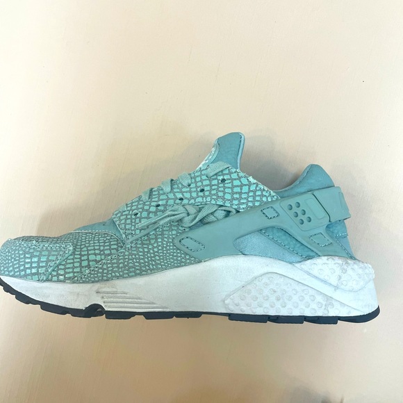 Nike | Shoes | Turquoise Nike Snake Print Hurache | Poshmark